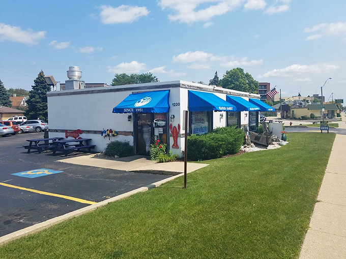 A beacon of deliciousness in Des Plaines. Don's Dock isn't just a restaurant, it's a destination for seafood lovers everywhere.