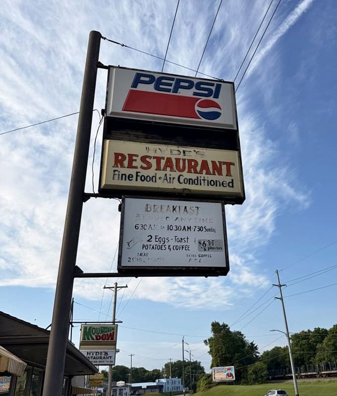 A vintage sign advertising fine food and air conditioning: the two essential ingredients for happiness in any Ohio summer heat.