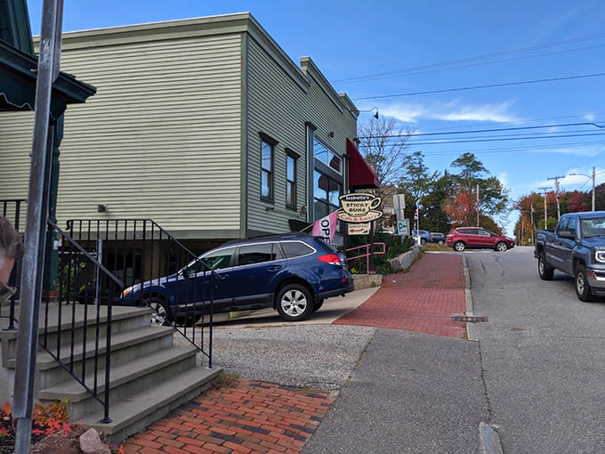 The charming Freeport street location makes Isabella's an easy stop whether you're shopping, exploring, or just following your nose.