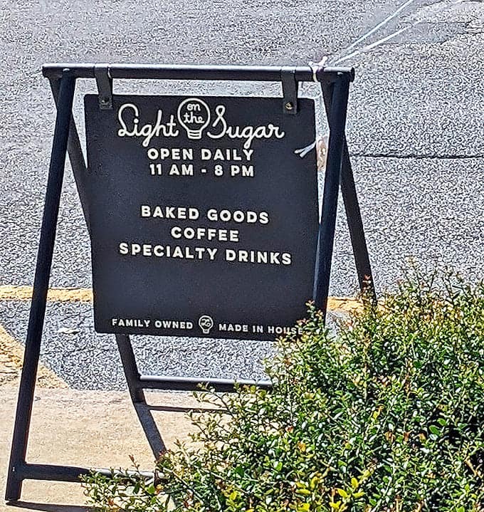 Opening Hours: The most important sign in Winter Park &ndash; telling you exactly when you can get your hands on these legendary treats.