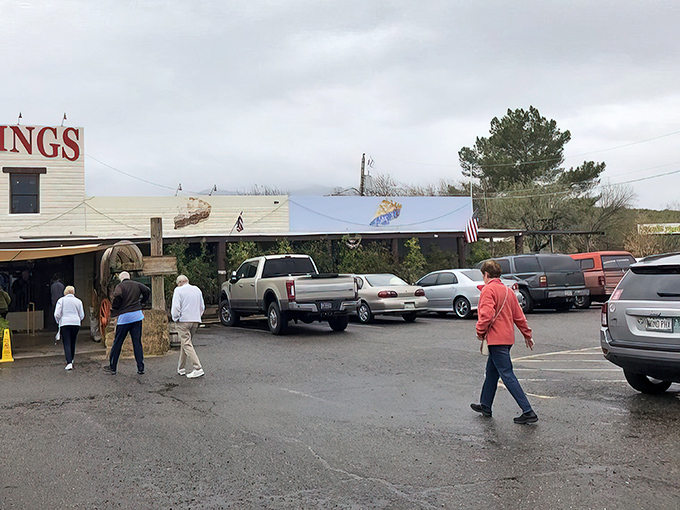 The bustling parking lot tells the story &ndash; locals and travelers alike know this is no ordinary roadside caf&eacute;.