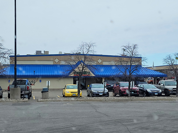 The parking area welcomes a diverse crowd—from truckers to tourists—all drawn by the legendary reputation of this roadside haven.