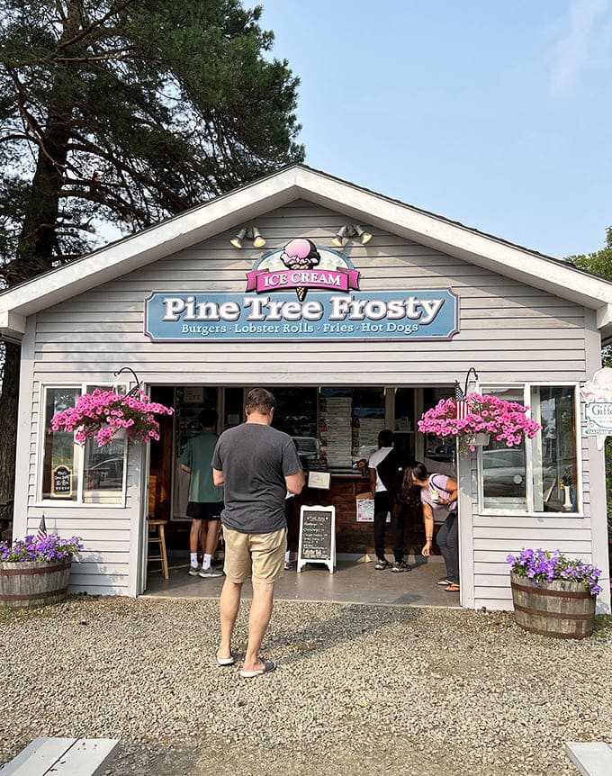 Pine Tree Frosty serves burgers, lobster rolls, fries, and hot dogs that hit differently after a day outdoors, trust us.