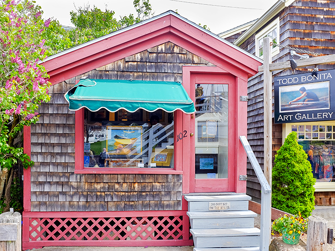 This tiny art gallery proves good things come in small packages &ndash; a pink jewel box showcasing local creativity in the heart of town.