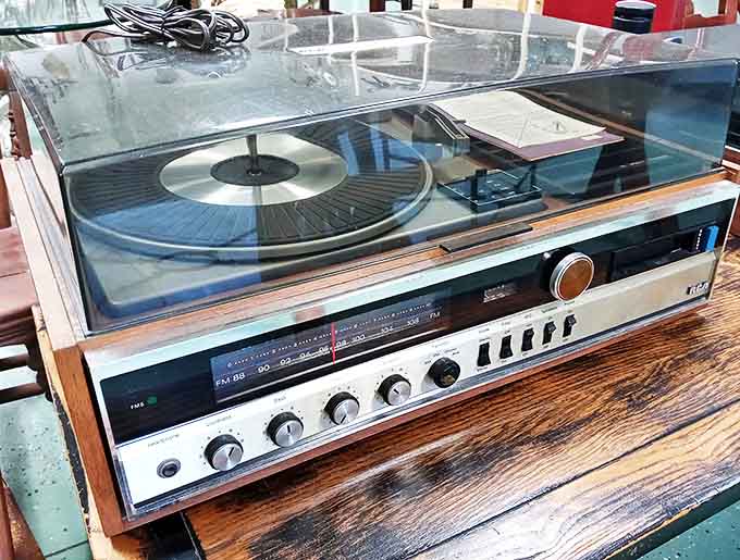 A vintage stereo receiver that once played the hits and still looks cooler than any modern Bluetooth speaker ever will.