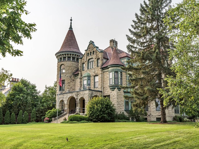 Turrets and tranquility! This sandstone stunner looks like it teleported from medieval Europe. Prepare for breakfast fit for royalty &ndash; no jousting required.