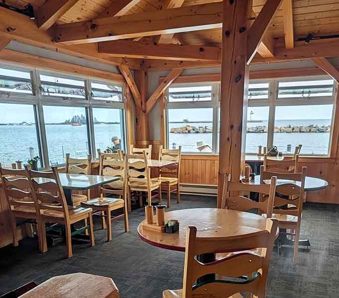 Inside, timber beams and lake views create the kind of atmosphere where you immediately relax and start getting hungry.