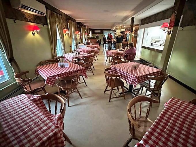 Red checkered tablecloths and wooden chairs create the perfect no-frills setting where pizza takes center stage like Pavarotti at the opera.