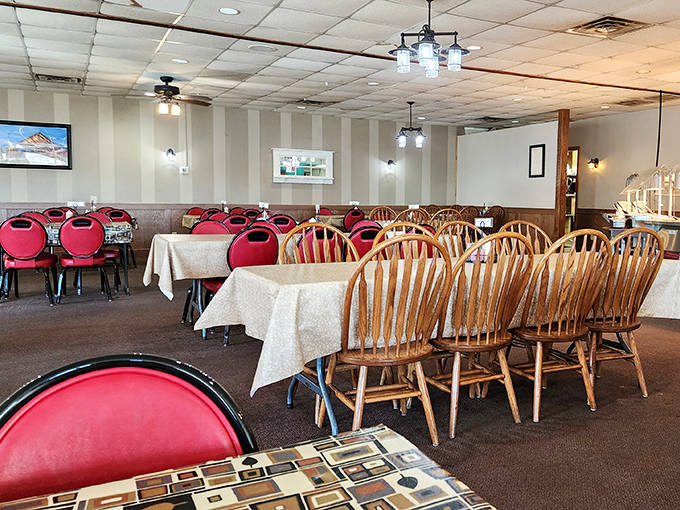 Inside, wooden chairs and cloth-covered tables create an atmosphere of unpretentious comfort, where conversations flow as freely as the gravy.