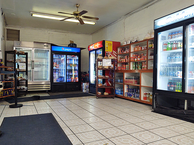 Simple, functional, and focused on what matters – the interior of La Estrella puts the spotlight where it belongs: on the food.