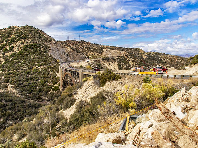 Talk about a room with a view! This scenic stretch is Mother Nature's IMAX theater, showcasing Arizona's rugged beauty in glorious panoramic splendor.