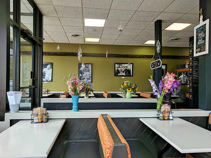 Inside, yellow walls and fresh flowers create that "grandma's kitchen meets hip café" vibe that makes you instantly feel at home.