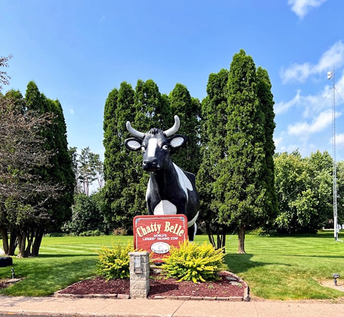 Moo-ve over, regular statues! Chatty Belle's got stories to tell. This bovine behemoth is Wisconsin's answer to the Sphinx &ndash; only chattier.