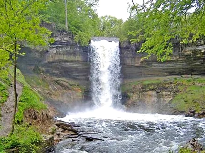 Longfellow's muse in action! Minnehaha Falls tumbles with poetic grace, inspiring verses and selfies in equal measure.