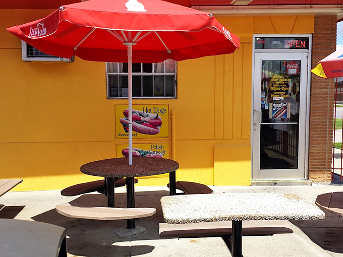 Sunshine, fresh air, and fantastic food&mdash;Don's outdoor patio is the perfect spot for a delicious escape from the daily grind.&nbsp;