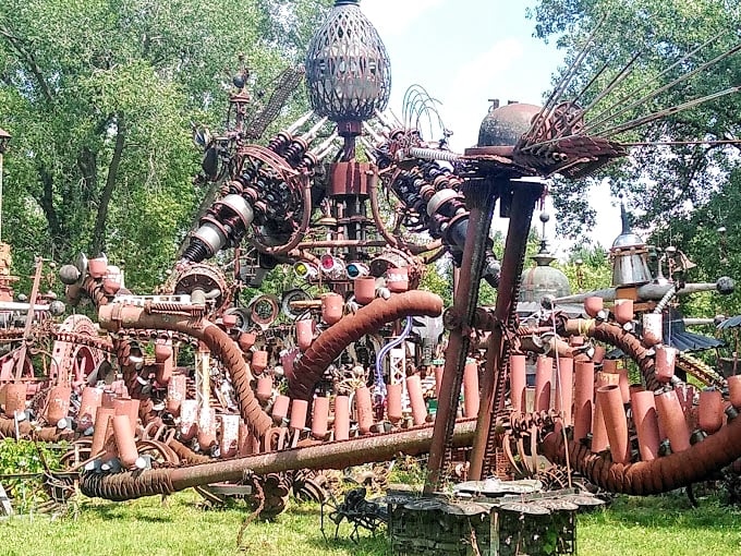 Welcome to the Transformers' retirement village! Dr. Evermor's metallic menagerie proves that one man's junk is another's intergalactic masterpiece.