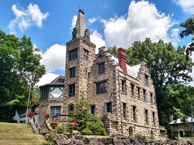 Double the castles, double the fun! The Piatt brothers must have had some serious sibling rivalry going on. These twin Gothic Revival mansions in West Liberty look like they're having an architectural face-off. I wonder if they ever got mixed up and walked into the wrong castle?