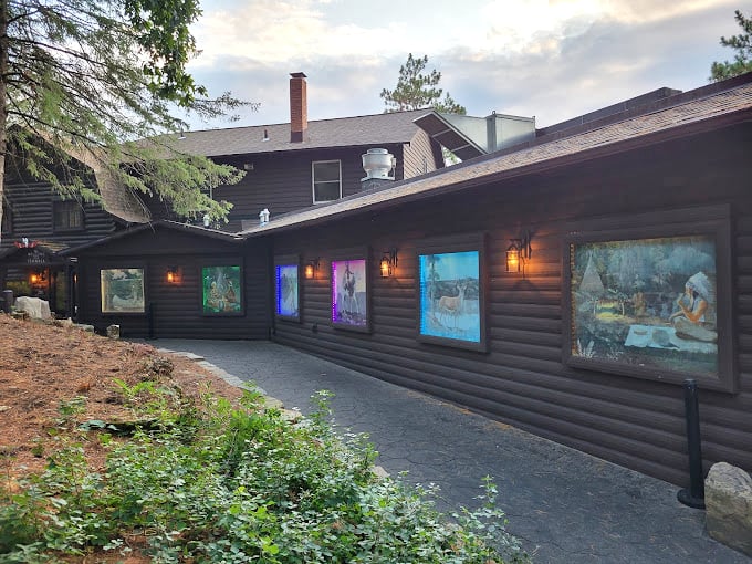 Art gallery or supper club? At Ishnala, it's both! These illuminated nature scenes are appetizers for the eyes.