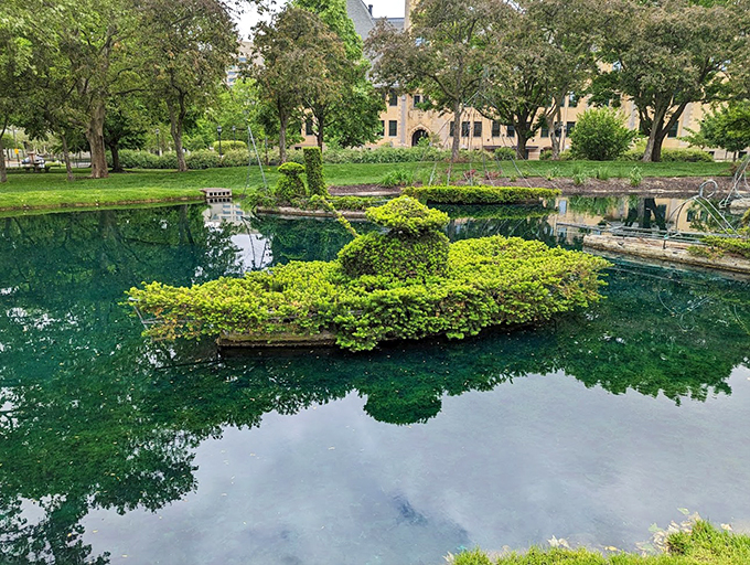 Freeze! Hedge police! Columbus's living sculpture garden is what happens when plants decide to play dress-up. This verdant vignette brings art to life &ndash; or is it life to art? &ndash; with bushes shaped into scenes straight out of a Parisian painting. It's like Mother Nature's own Madame Tussauds, only greener and less likely to give you nightmares.