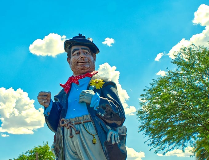 Up close and personal with the most dapper hobo you'll ever meet. That flower in his lapel? Pure Buckeye chic, darling!