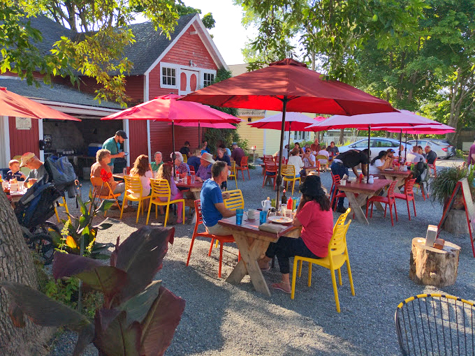 Alfresco dining that's more colorful than a lobster's blush. Maine's version of the French Riviera, anyone?