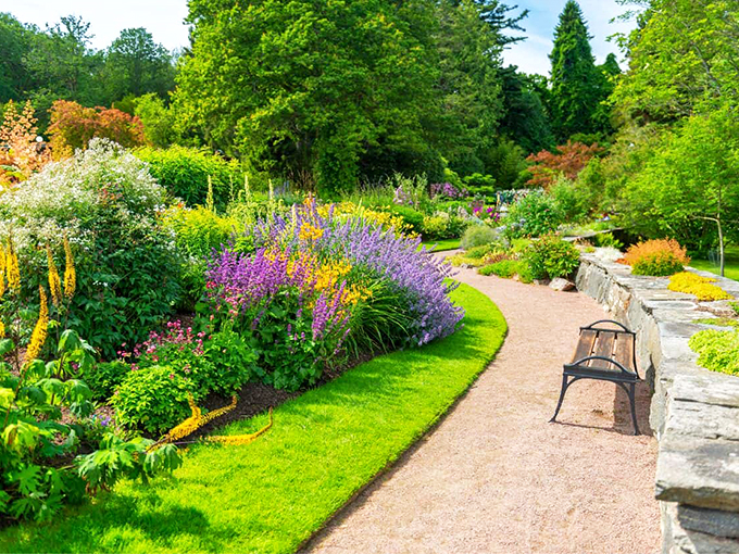 Nature's masterpiece along the Mississippi! These gardens are so picturesque you'll swear you've stumbled into a living postcard.
