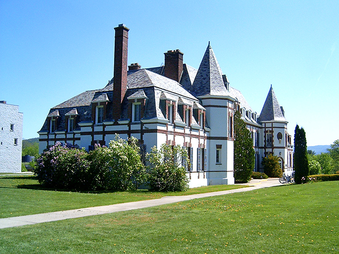 Ch&acirc;teau de Lafayette: This stately mansion looks like it was plucked from a European countryside and dropped into Vermont, complete with turrets perfect for fairytale daydreaming.