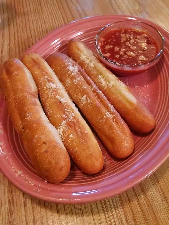 Breadsticks dusted with parmesan arrive as the opening act, warming you up for the main event still to come.
