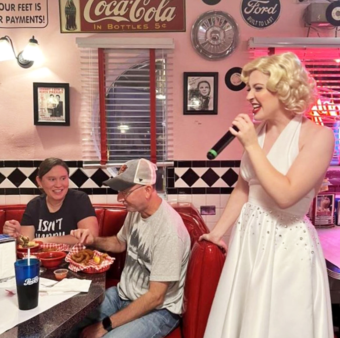 Some like it hot, but everyone likes it retro! This Marilyn-inspired entertainment adds a touch of Hollywood glamour to your dining experience.