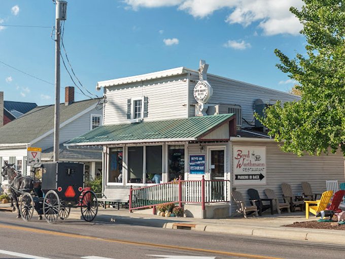 Time travel never tasted so good! This 1938 gem serves up slices of Americana alongside their famous homemade pies.