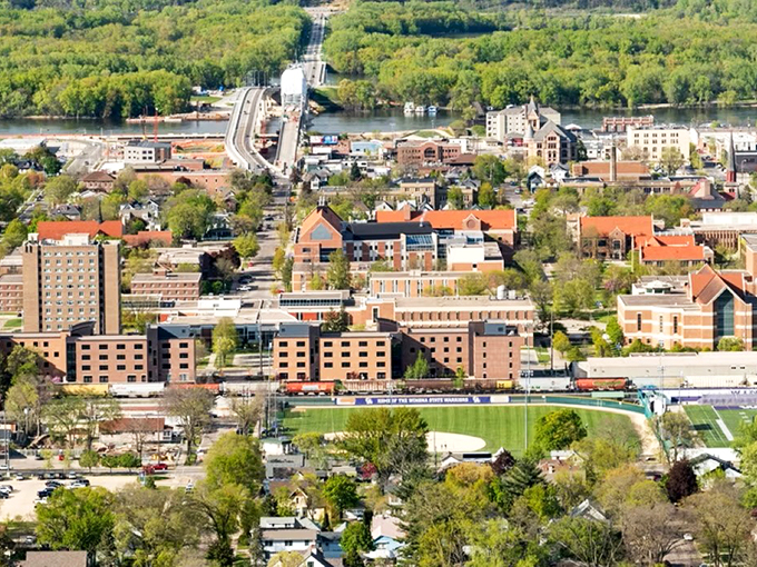 River town renaissance! Winona's blend of art, education, and natural beauty is a feast for the senses.