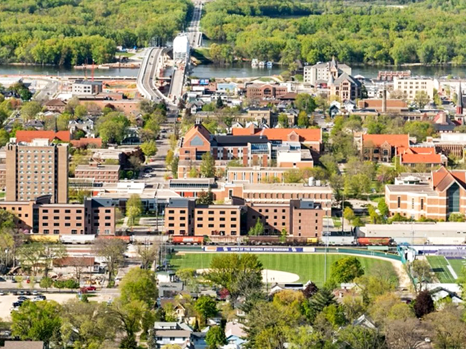 River town renaissance! Winona's blend of art, education, and natural beauty is a feast for the senses.