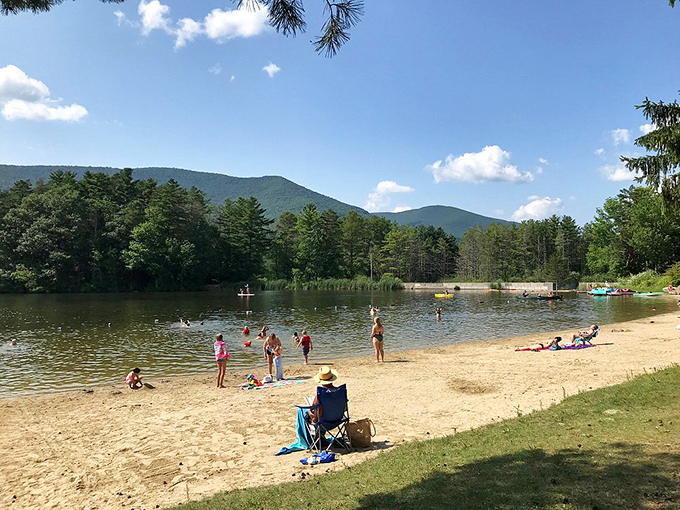 Summer joy in full swing&mdash;families splash and play while the Green Mountains stand guard in the background.
