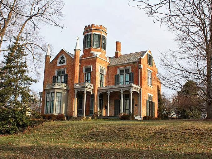 Where history meets mystery. This grand dame of Marietta whispers tales of bygone eras through its ornate woodwork and winding staircases.
