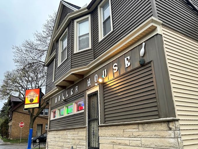 Weird stuff on the ceiling, history in the lanes. Holler House: where bowling hasn't changed since your great-grandpa's heyday.