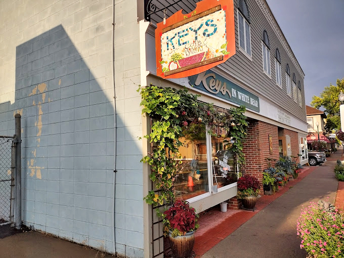 Where floral wallpaper meets flavorful flapjacks. The cozy vibe makes demolishing a stack of pancakes feel like a family affair.