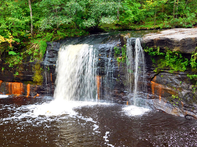 Moody teenager of waterfalls! Wolf Creek sulks over dark rocks, creating an atmosphere straight out of a fantasy novel.