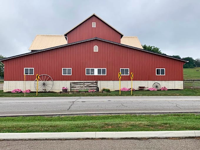 Shoofly pie? Check. Farm animals? Check. Amish bakers showcasing their skills? Double check! Hershberger's isn't just serving pies; it's offering a slice of Amish life with a side of sweetness. It's the kind of place where calories don't count and diet plans go to die&mdash;deliciously!