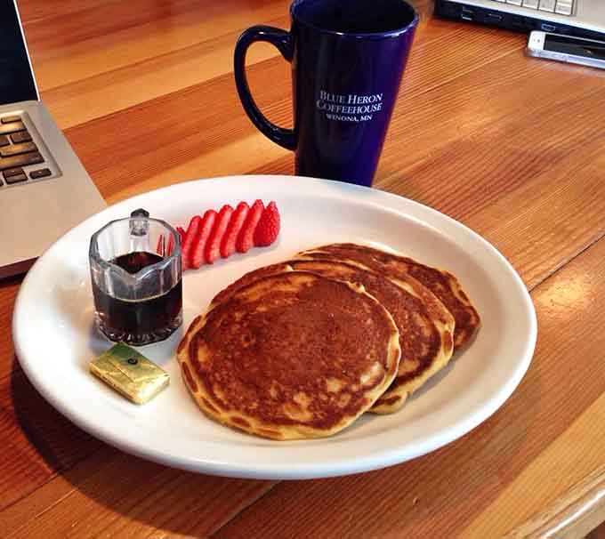 Golden pancakes with fresh strawberries and real maple syrup remind us that sometimes the classics are classic for a reason.