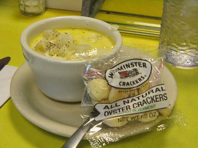 Their hearty fish chowder features generous chunks of fresh haddock swimming in velvety broth, a Maine classic executed to perfection.
