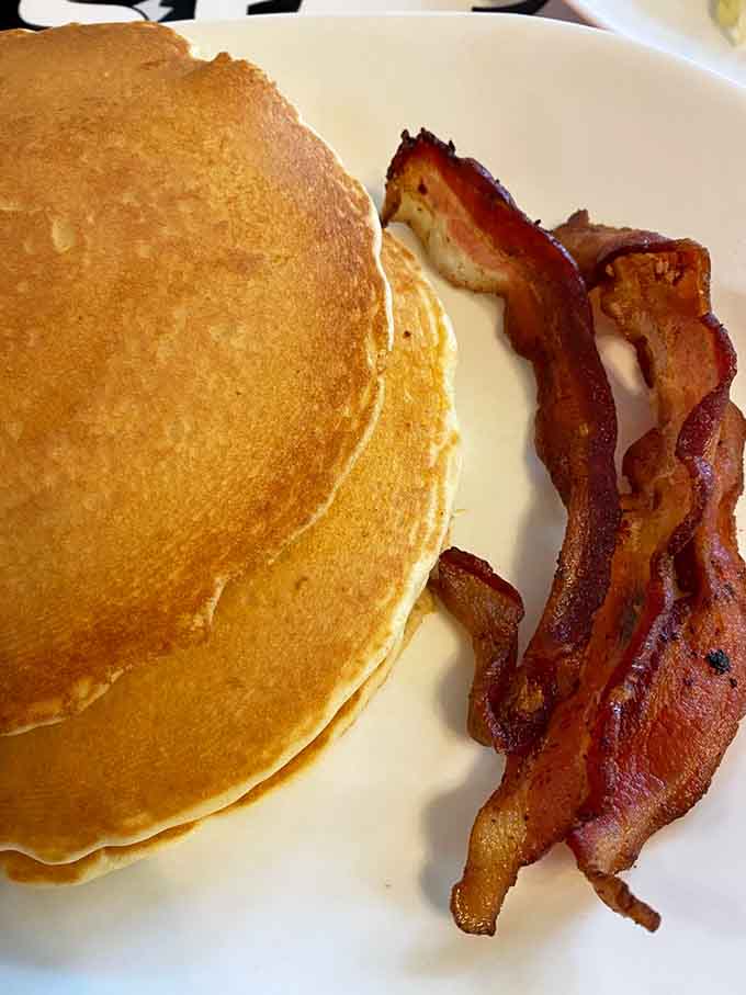 Fluffy pancakes and perfectly crispy bacon prove that sometimes the classics become classics for very good reasons indeed.