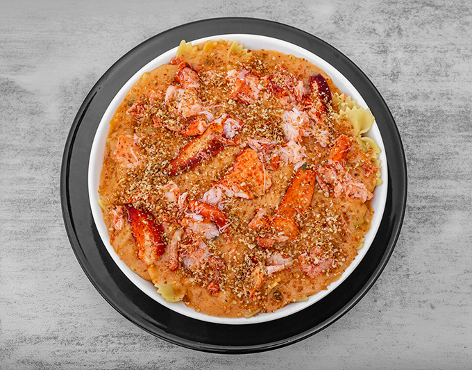Comfort food gets a glow-up! This luxurious lobster mac and cheese is like a warm, cheesy hug for your soul. 