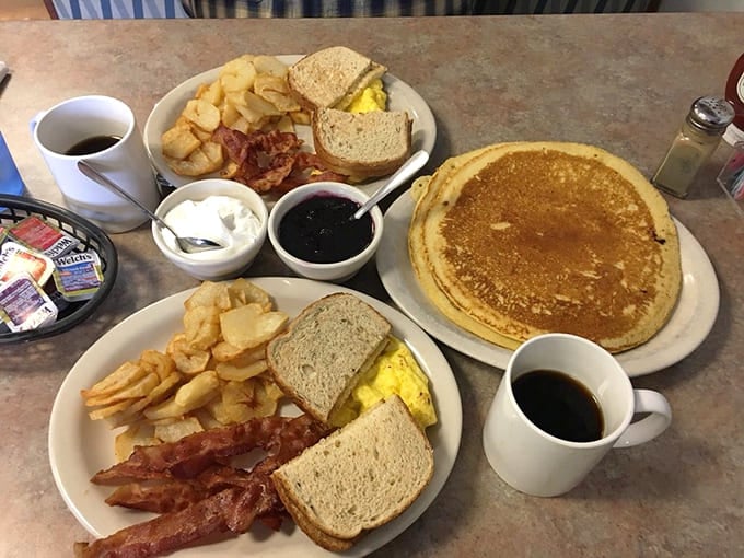 Breakfast here means business, with eggs, bacon, hash browns, and pancakes that could fuel a lumberjack through winter.