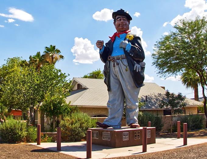 From this angle, Hobo Joe looks ready to break into a song and dance number. Is this Arizona's answer to "Singin' in the Rain"? We can only hope!