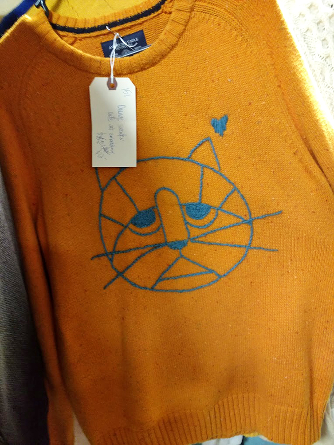 Fashion time travel, anyone? This sweater proves that even cats had an abstract phase in the '80s. Meow-velous find!