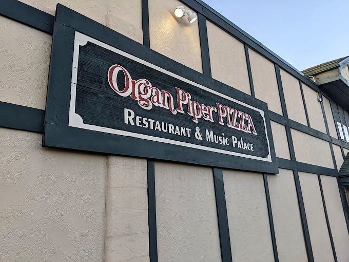 Pizza with a side of pipes! This unique eatery serves up slices accompanied by the majestic sounds of a Wurlitzer organ.
