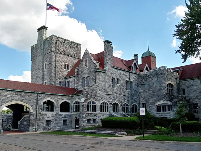 Ever wondered what happens when American ingenuity meets European grandeur? Say hello to Glamorgan Castle! This stunning mansion in Alliance is a testament to one man's dream and a whole lot of limestone. It's like a slice of Wales dropped right into the heart of Ohio.