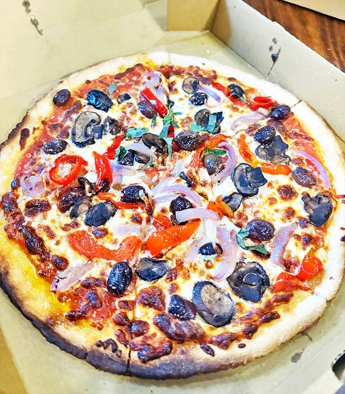 This wood-fired pizza, drizzled with balsamic, is what Italian dreams are made of. Pure Neapolitan poetry.