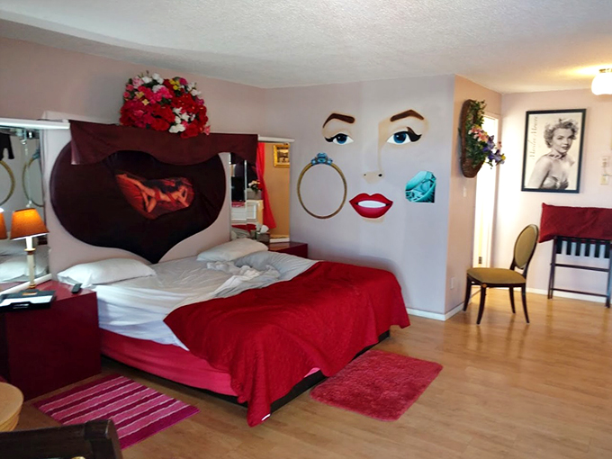 Marilyn's watching over you in this glamor-puss paradise. Sweet dreams are definitely made of this!
