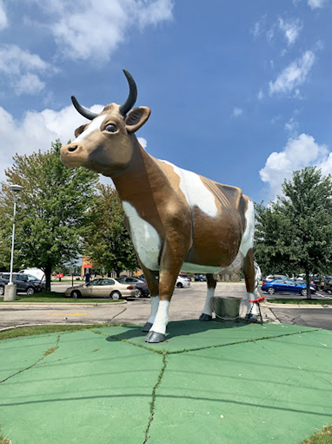 Moo-ve over, regular statues! This colossal cow is cream of the crop when it comes to roadside attractions. It's dairy good to look at!